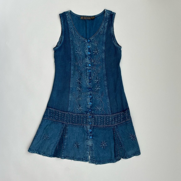 raya sun | Dresses | Raya Sun Embroidered Lightweight Chambraylike ...